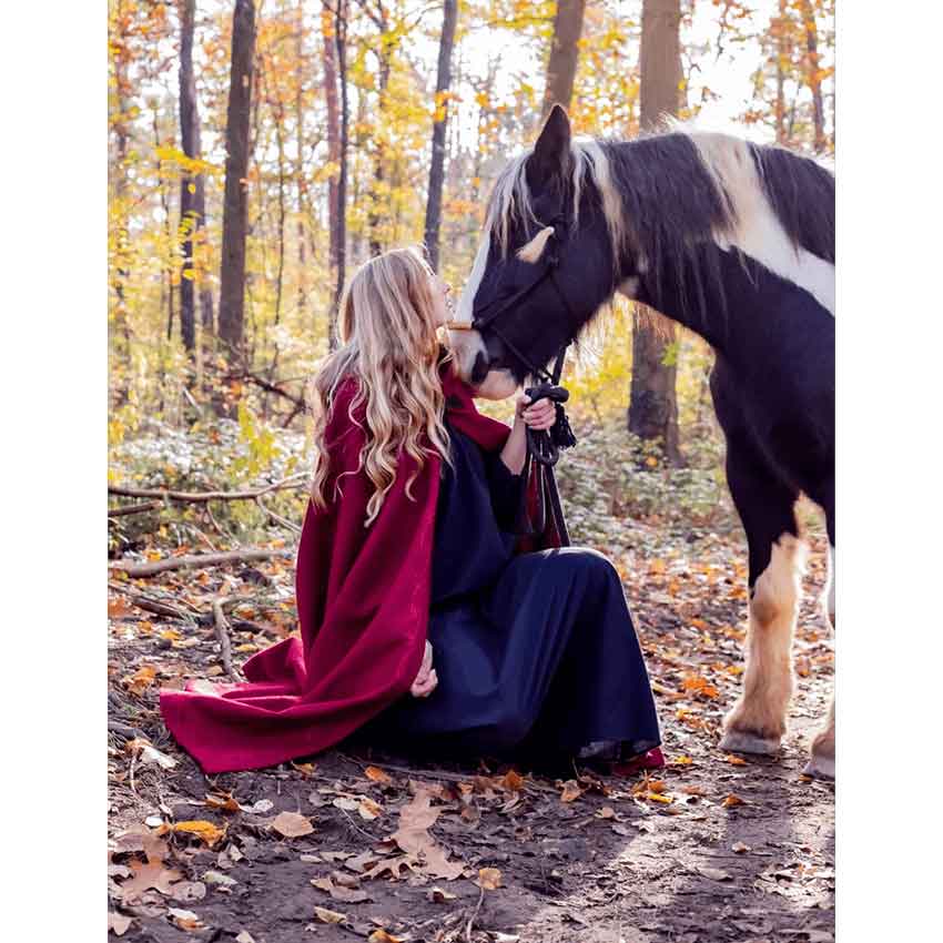 Gesa Embroidered Cloak with Clasp - Red